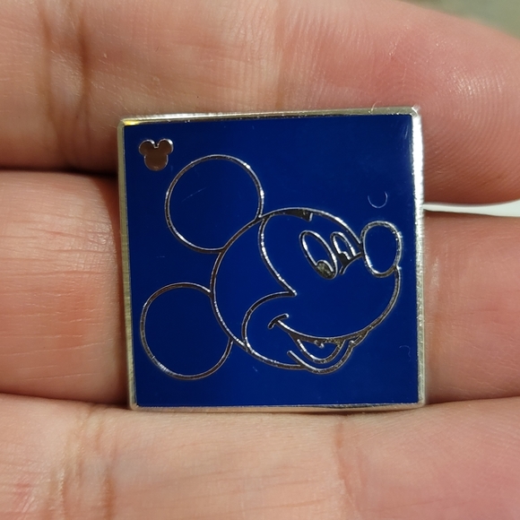 Disney | Accessories | This Is A Very Rare Dis Ney Pin Hidden Mickey ...